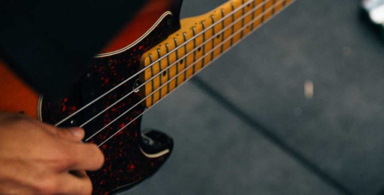 Smelly Bass Strings? (here`s what you should do) - BassOx