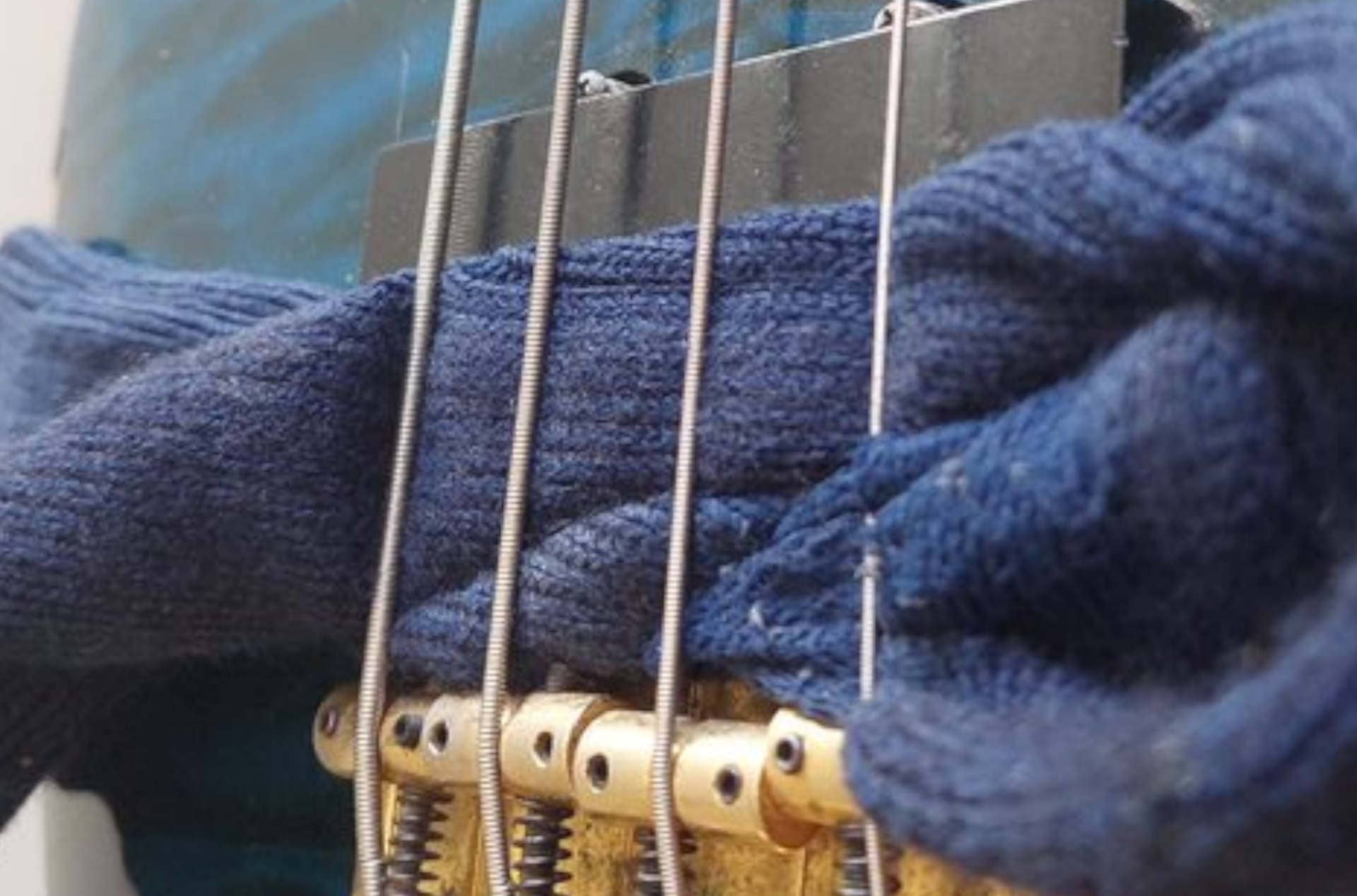 Guide To Bass Damping (Technique, Fret Wraps, Foam, Cloth) - BassOx