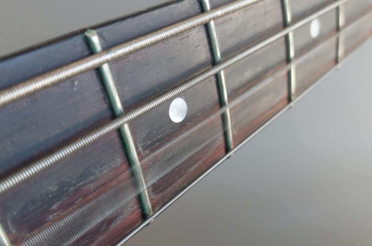 Guide To Bass Damping (Technique, Fret Wraps, Foam, Cloth) - BassOx