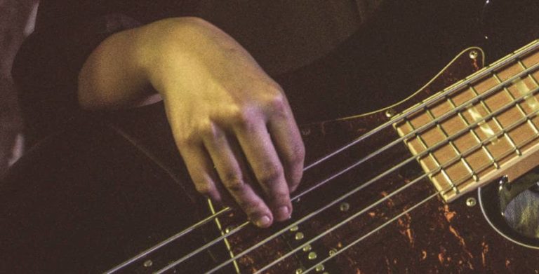 Playing Bass With Small hands (Complete Guide) - BassOx