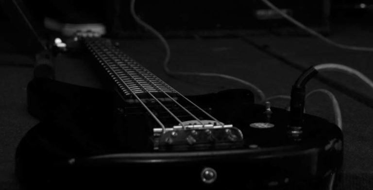 Playing Bass With Small hands (Complete Guide) - BassOx