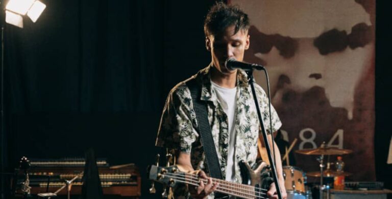 7 Helpful Tips For Singing While Playing Bass Guitar - BassOx