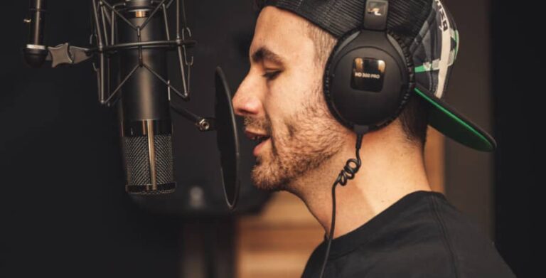 7 Helpful Tips For Singing While Playing Bass Guitar - BassOx